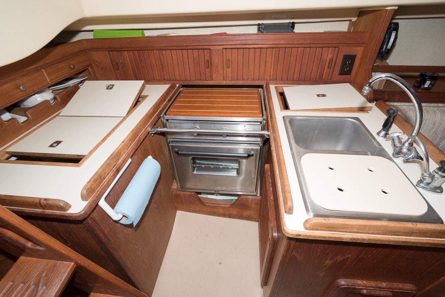 1988 Island Packet 31 Sail Boat for Auction